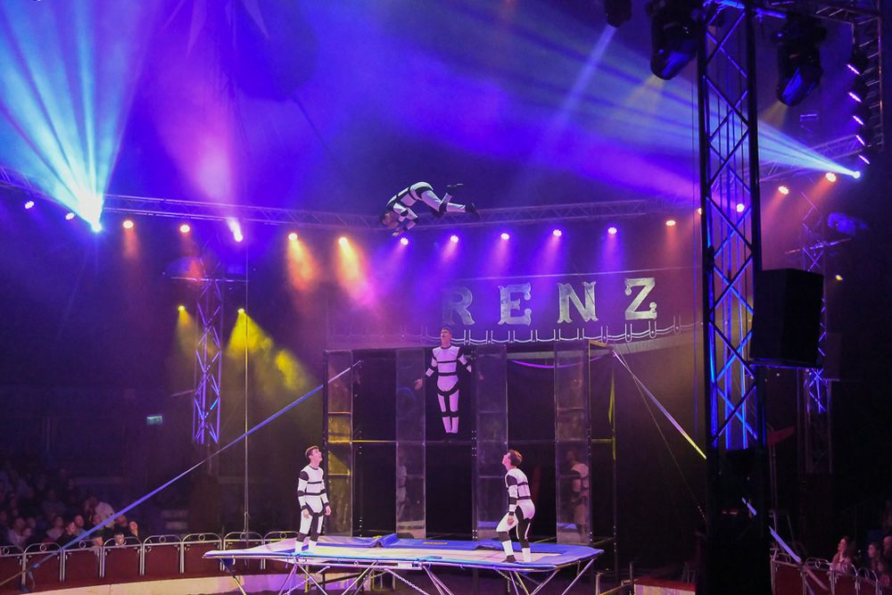 Trampoline circus Renz International Foto & Bild | erwachsene menschen ...