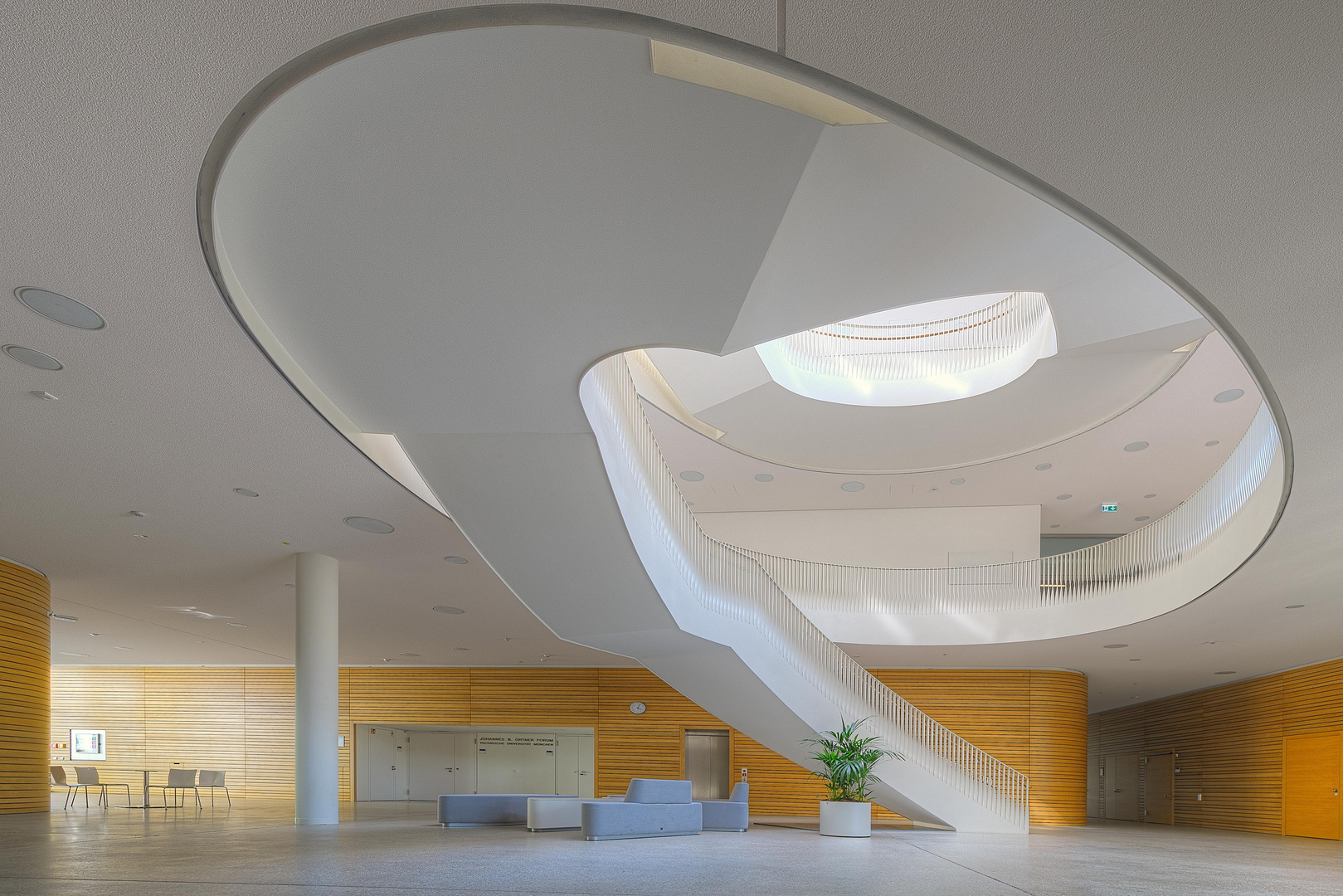 TranslaTUM - Vom Erdgeschoss nach oben Foto & Bild | architektur ...