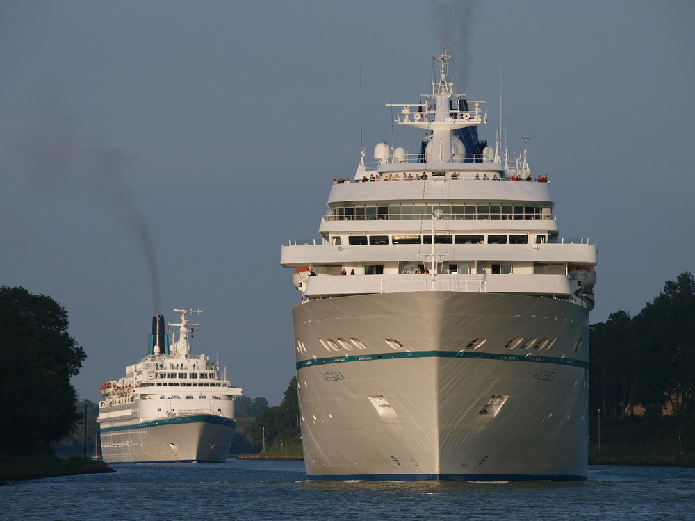 Traumschiffe im Konvoi auf dem Nord-Ostsee-Kanal Foto & Bild | schiffe und seewege, motorschiffe ...