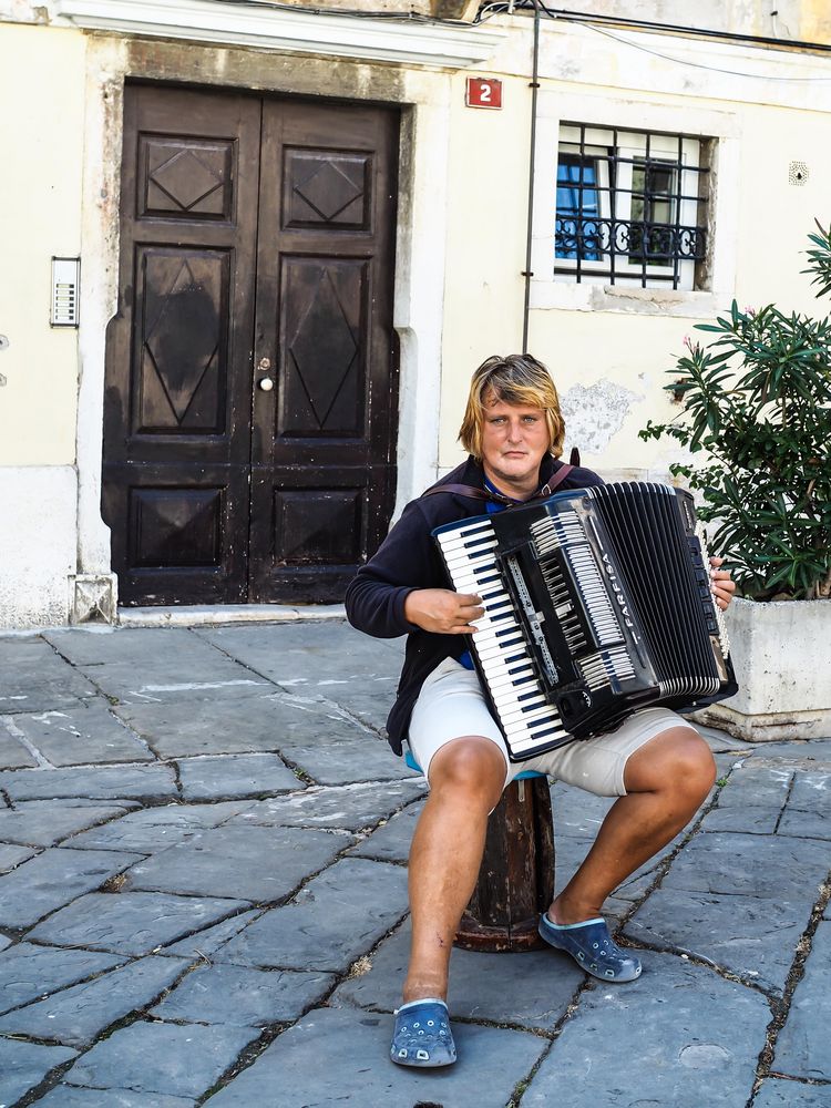 Trauriger Musikant Foto & Bild | spezial, emotionen, menschen Bilder ...