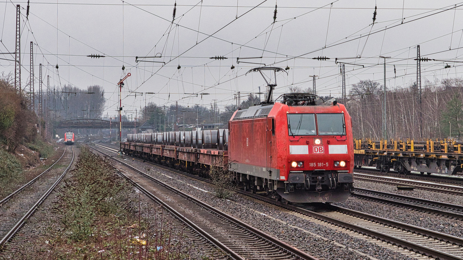 Traxx im Trüben Foto & Bild | winter, bahnhof, schienen Bilder auf ...