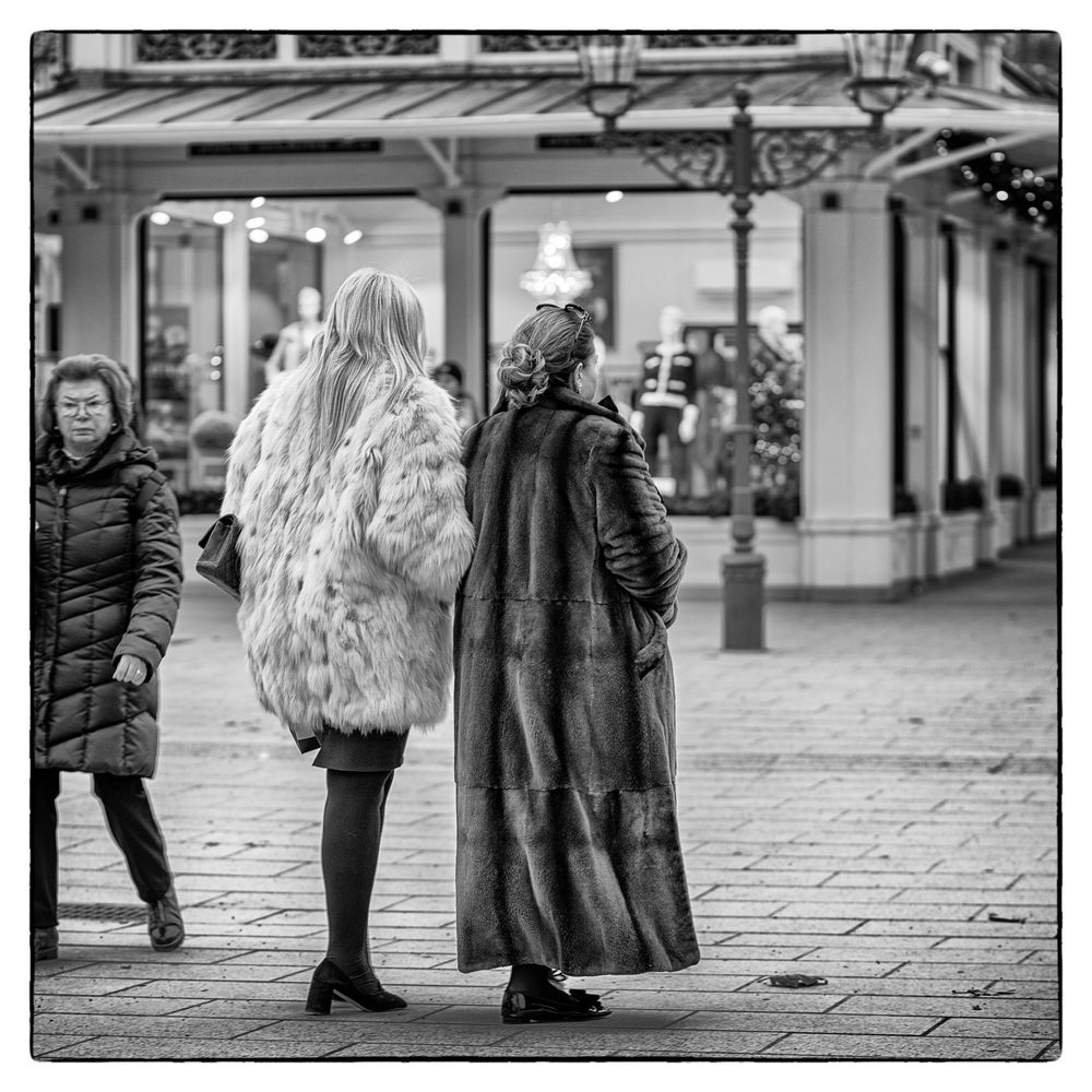 Treffen sich Fuchs und Nerz...? Foto & Bild | erwachsene menschen, streetfotografie mit menschen ...