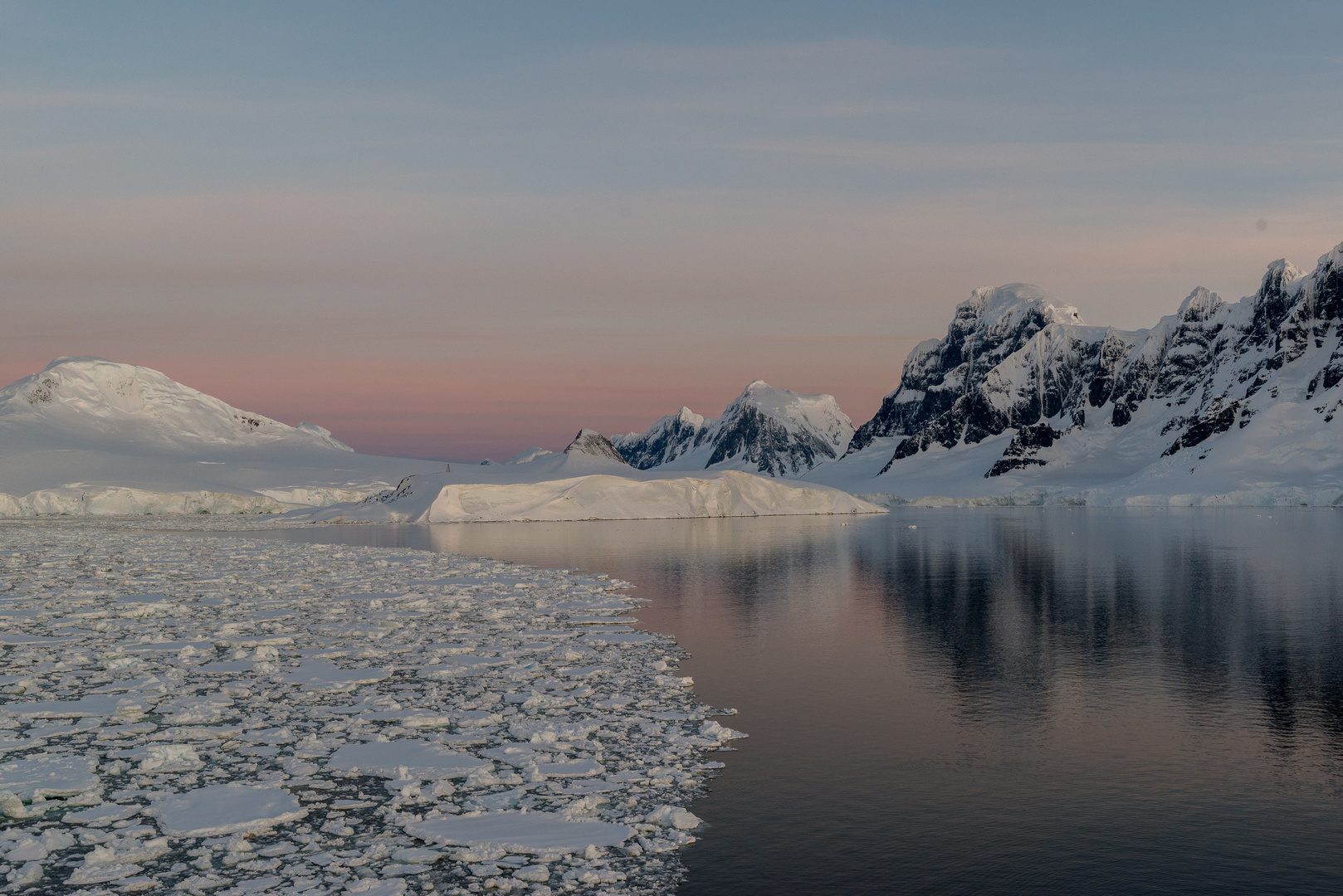Treibeis im Neumayer-Kanal vor der Antarktischen Halbinsel Foto & Bild ...