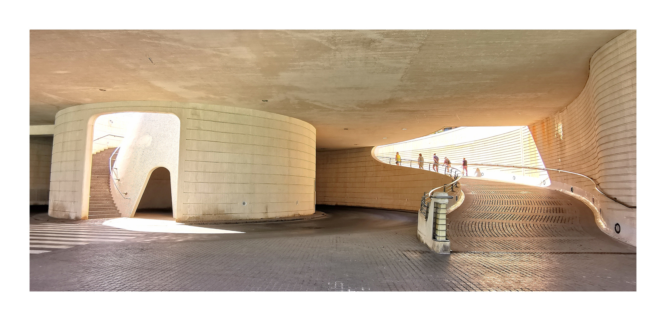 Treppauf im Gänsemarsch Foto & Bild | architektur, streetfotografie mit menschen ...