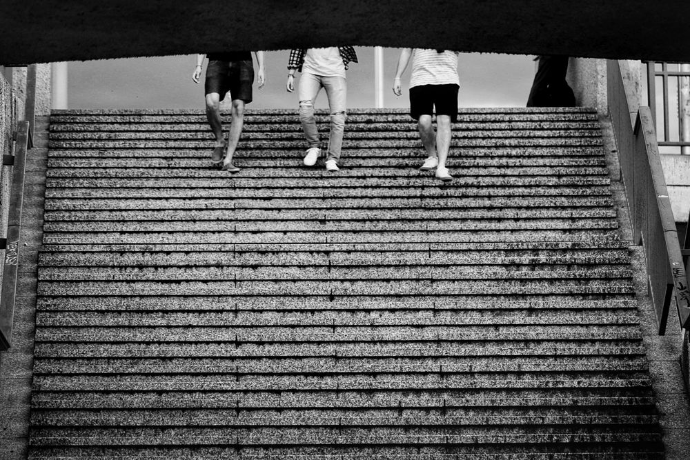Treppenabgang Foto & Bild | architektur, streetfotografie mit menschen, treppen und ...