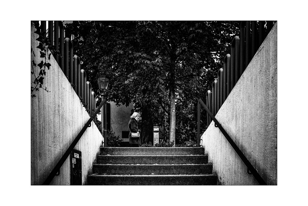 Treppenaufgang Foto & Bild | architektur, streetfotografie mit menschen, treppen und ...