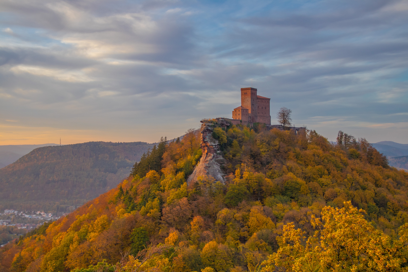 Trifels im Herbst Foto & Bild | architektur, deutschland, europe Bilder ...