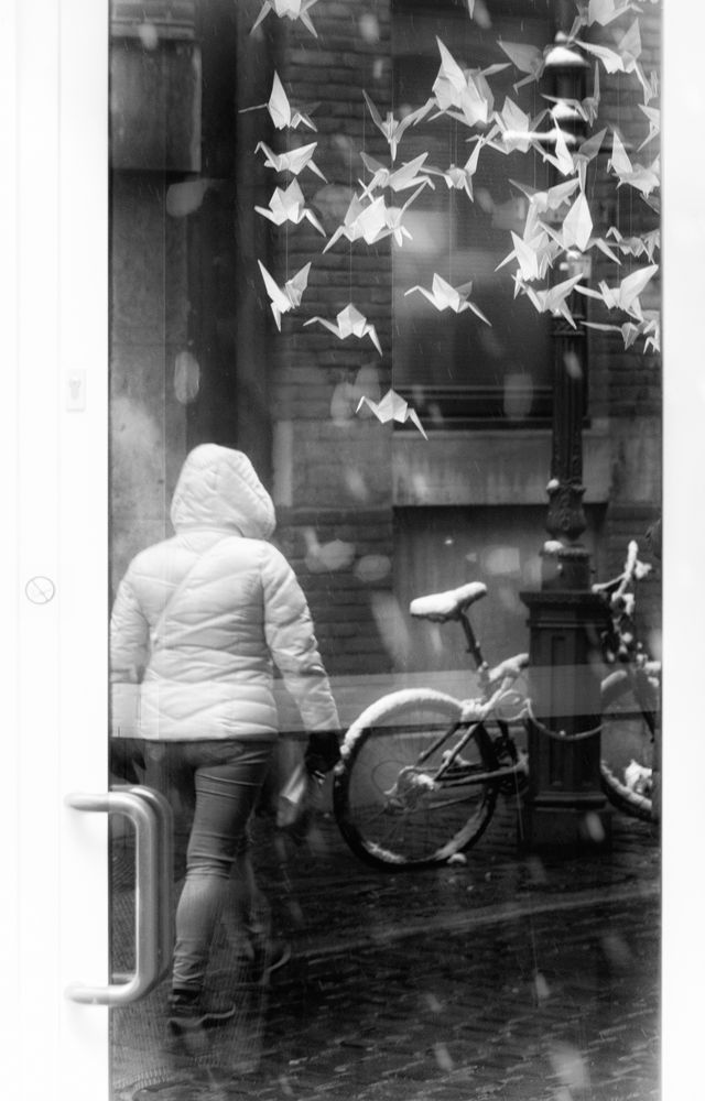 Tür zum Wunderland Foto & Bild | streetfotografie mit menschen, im vorbeigehen, streetfotografie ...