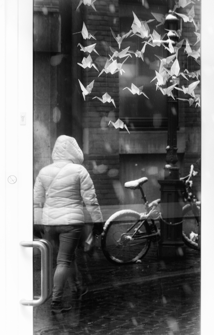 Tür zum Wunderland Foto & Bild | streetfotografie mit menschen, im vorbeigehen, streetfotografie ...