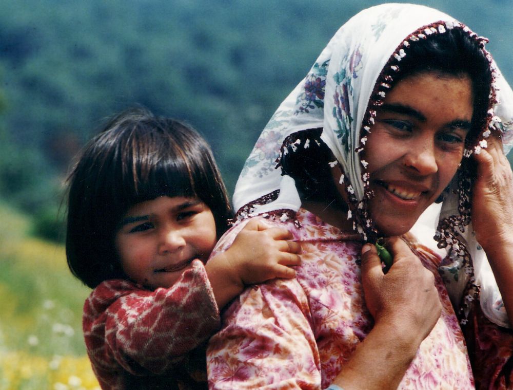 Türkei 1987 Mutter und Kind beim Kräüter sammeln-Analog Foto & Bild | erwachsene, kinder und ...