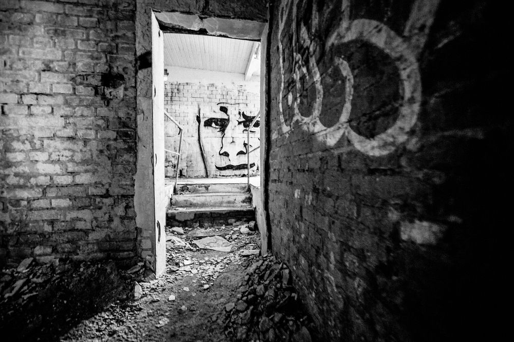 Two eyes staring cold and silent Foto & Bild | fotokunst, monochrome ...