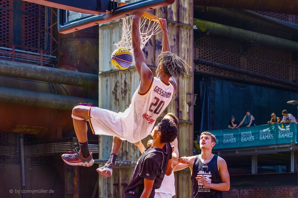 Two Hand Dunk Foto & Bild | lapadu, basketball, dunk Bilder auf ...