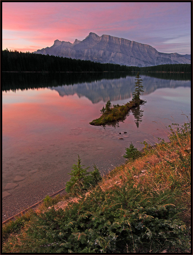Two Jack Lake Sunrise Foto & Bild | north america, canada, the west ...