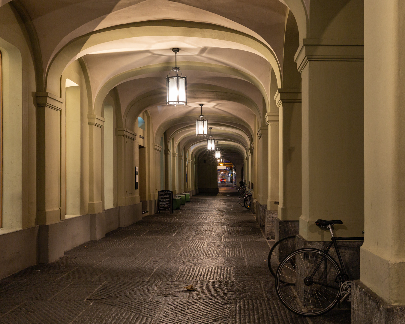 Typisch Bern: Die Laube (zu Deutsch: Arkade) frühmorgens Foto & Bild ...