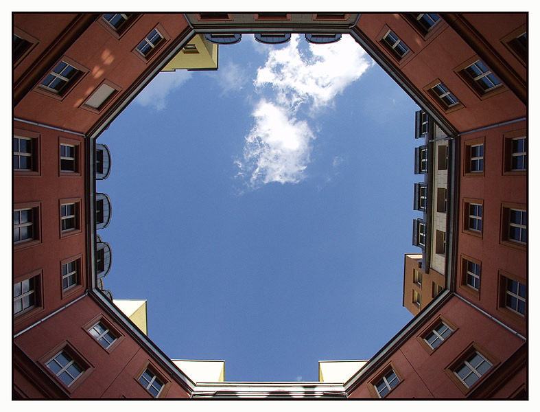 Typischer Berliner Hinterhof ;-) Foto & Bild | architektur, berlin ...