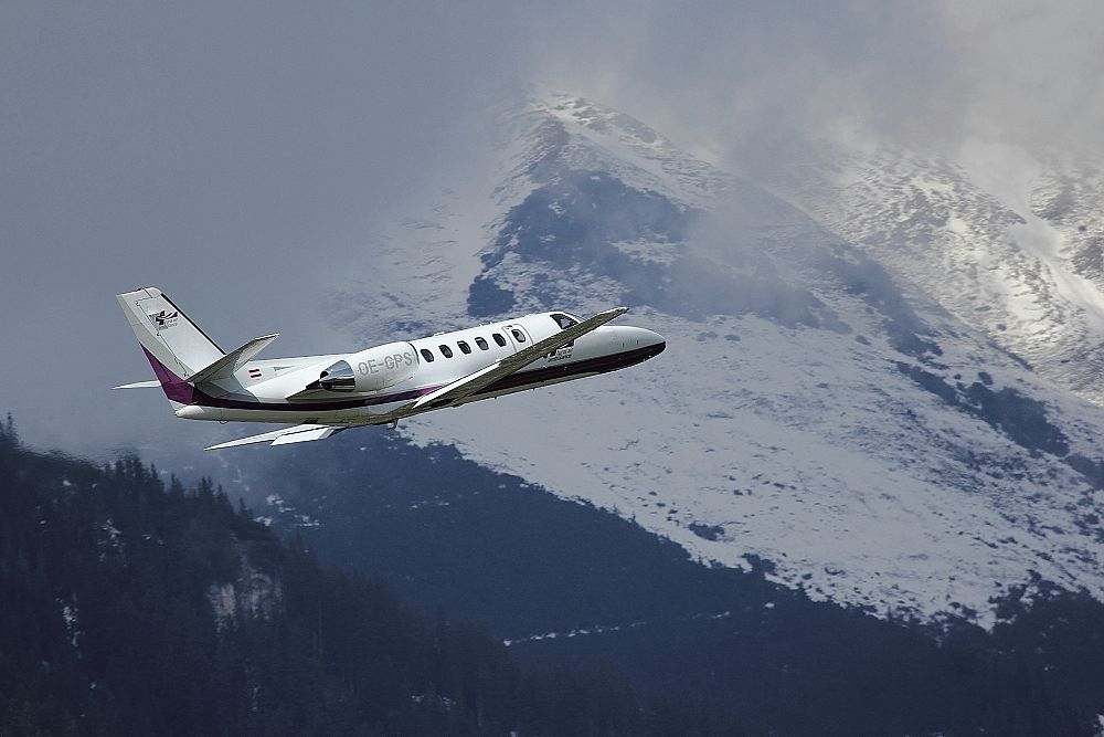 Tyrolean Air Ambulance - nach dem start in Innsbruck - Airport INN ...