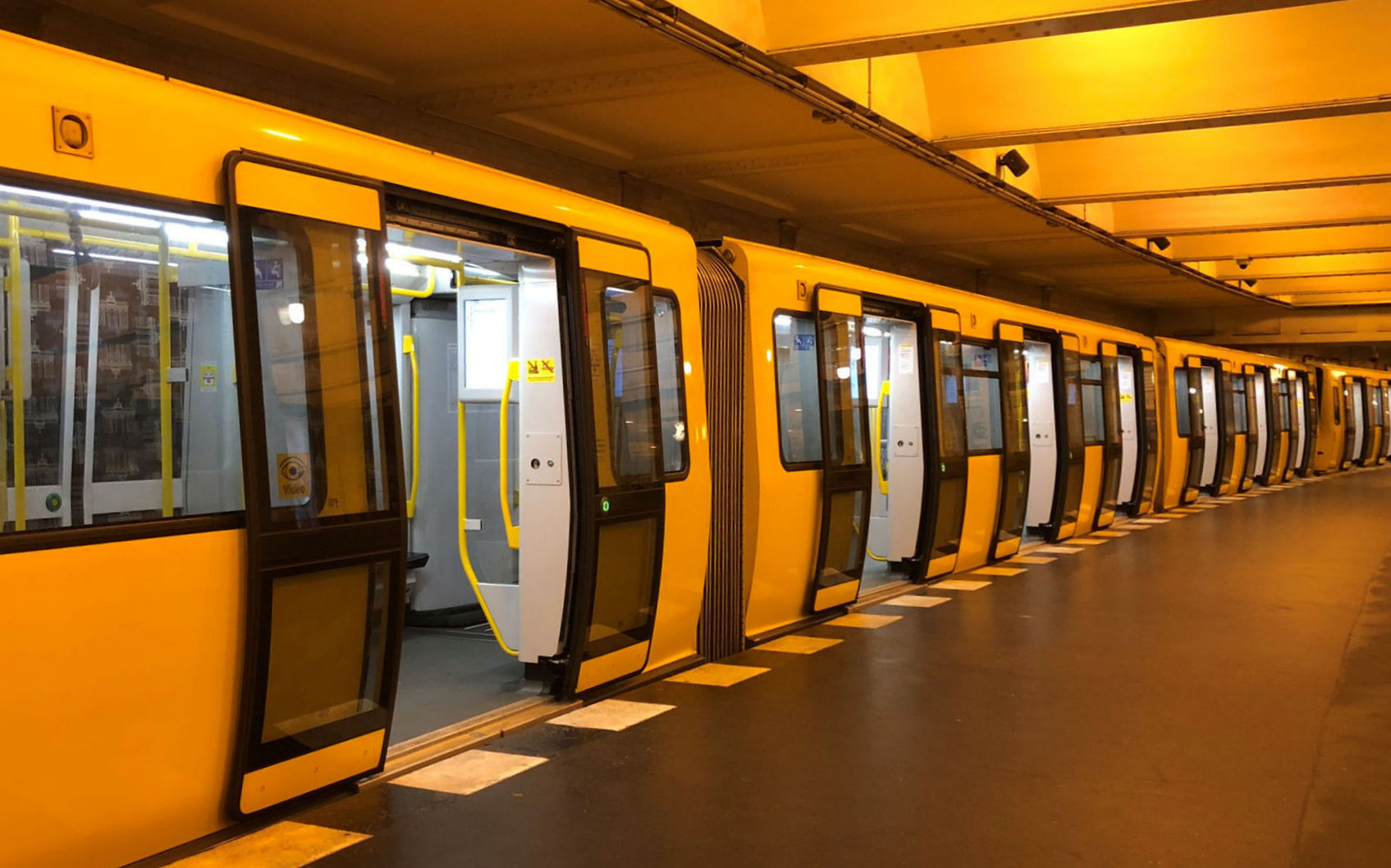 U-Bahn Linie 2 der BVG Berlin Klosterstraße Foto & Bild | deutschland ...