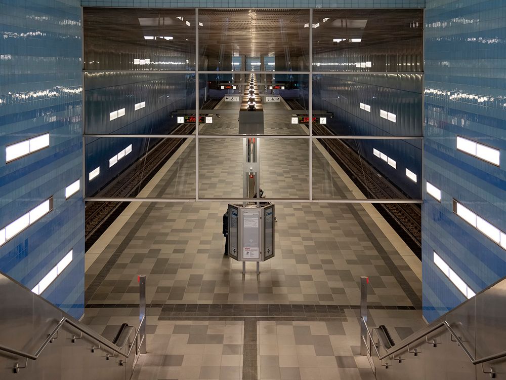 U-Bahn-Station Überseequartier Foto & Bild | architektur, deutschland ...