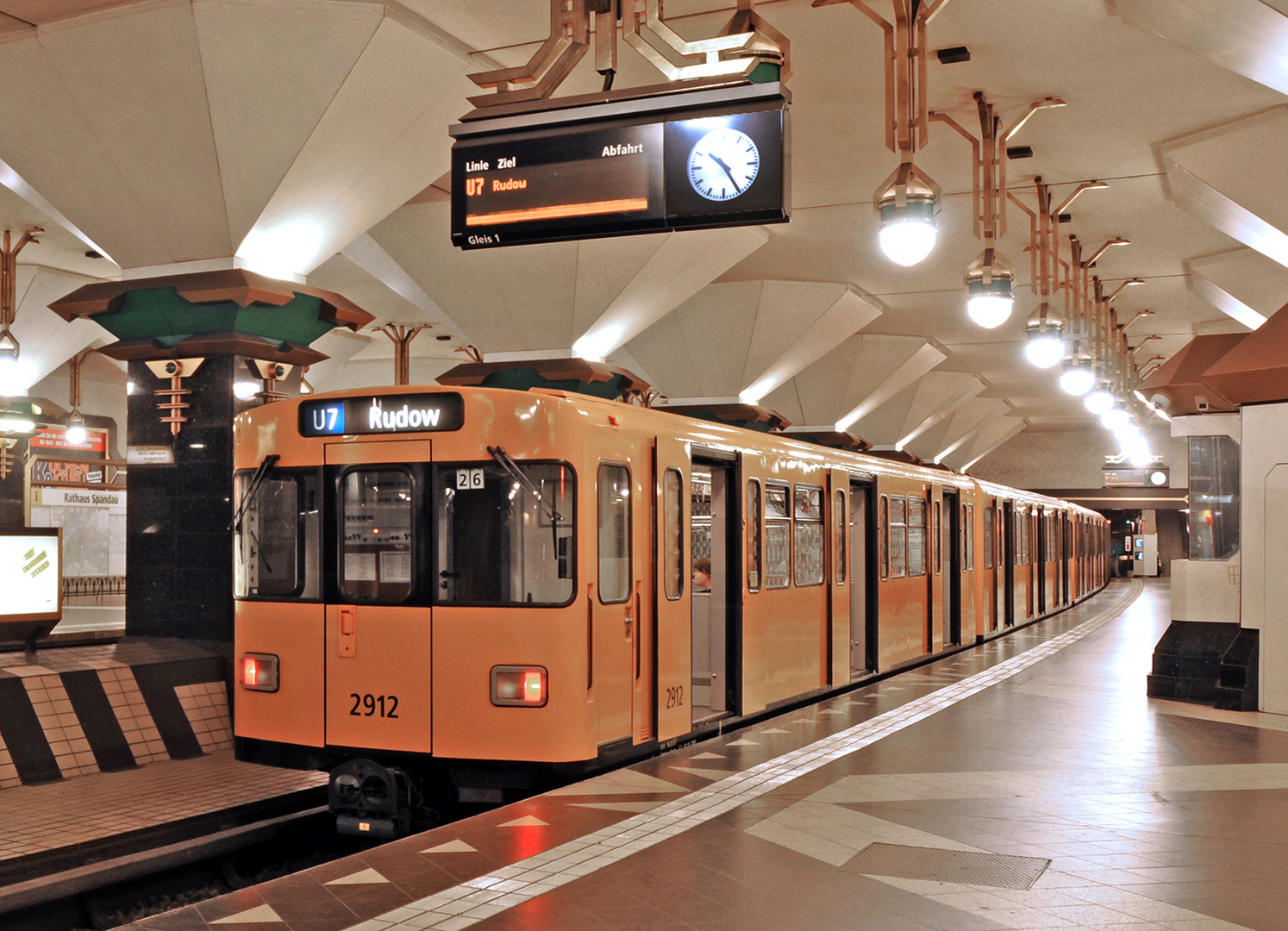 U-Bahnhof Rathaus Spandau Foto & Bild | berliner u-bahnhof, world ...