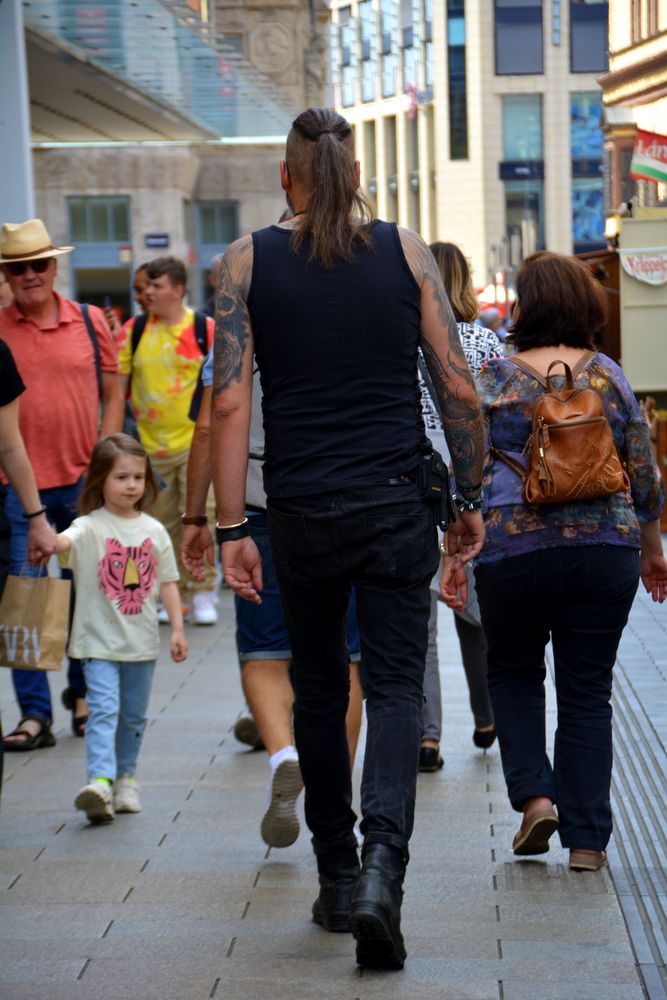 über 2 meter? Foto & Bild | menschen, streets, streetfotografie Bilder ...