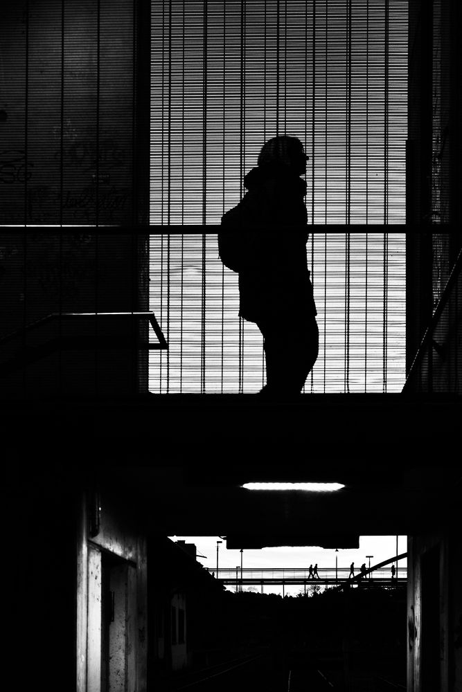 Über den Gleisen Foto & Bild | architektur, erwachsene menschen, streetfotografie mit menschen ...