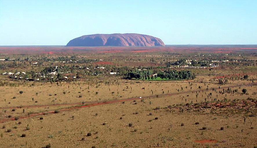 Uluru mit Yulara Foto & Bild | australia & oceania, australia ...