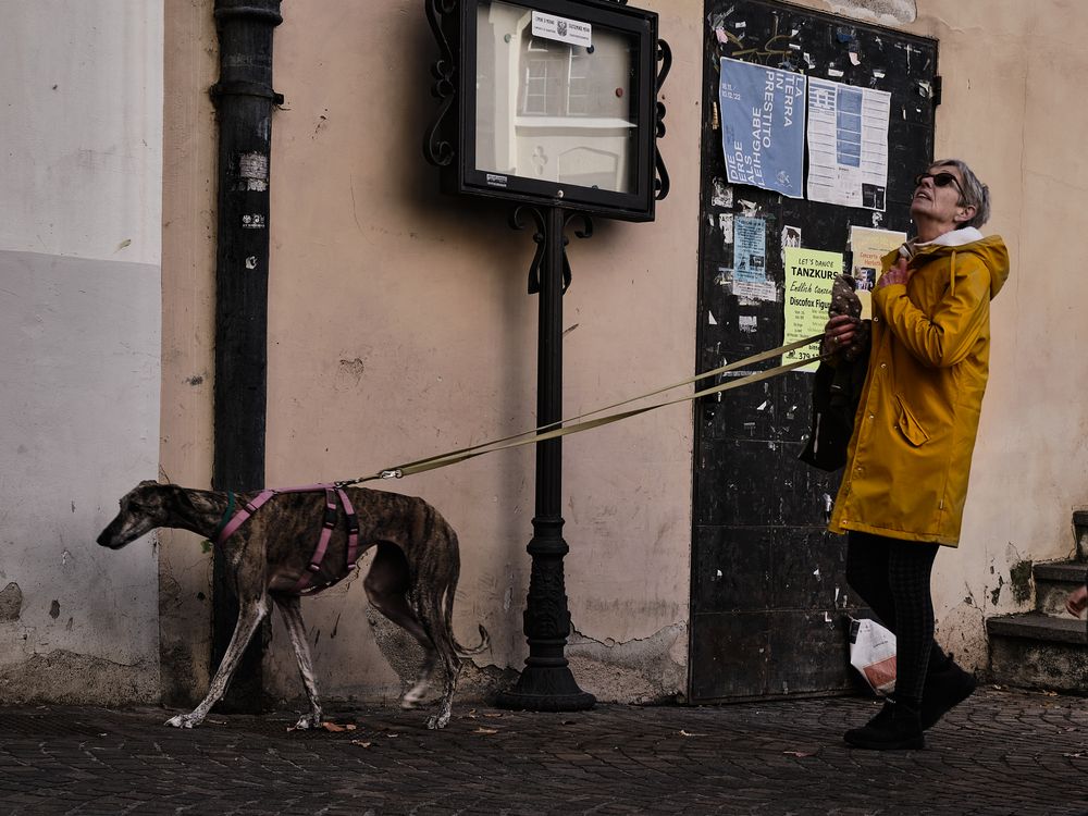 Um die Häuser "ziehen" Foto & Bild | streetfotografie mit menschen, street: spontane portraits ...