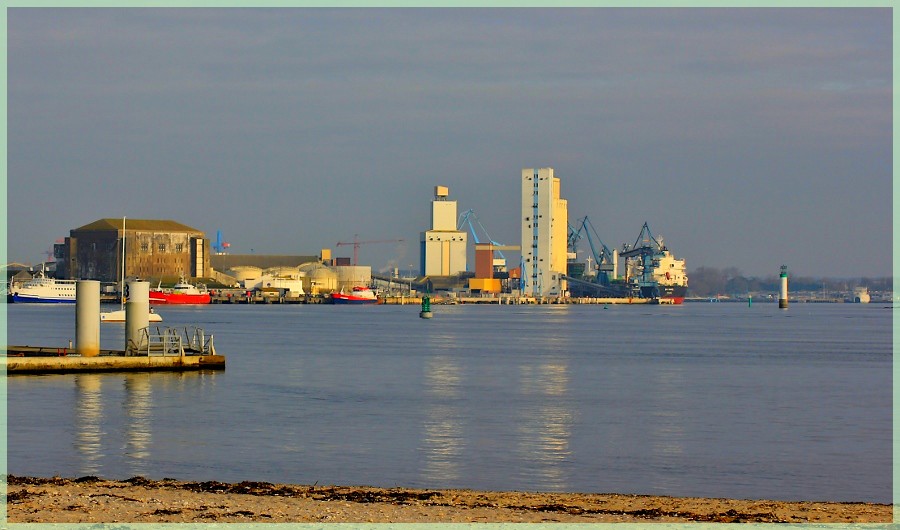 Un aperçu du port de commerce de Lorient photo et image | paysages ...