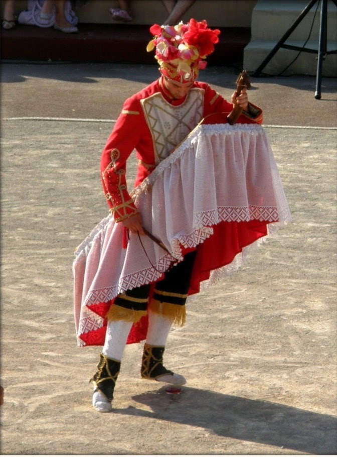 UN DES COSTUMES DU FOLKLORE BASQUE photo et image | nature, folklore ...