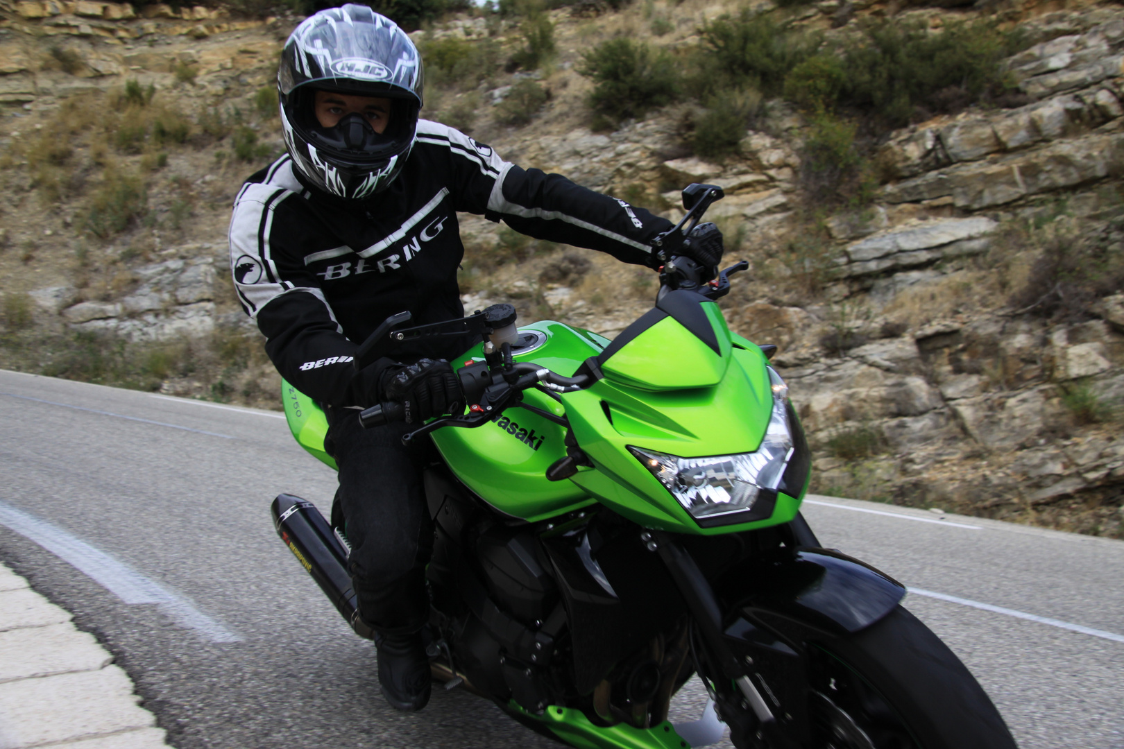 un motard à l'approche photo et image | sports, moto, sujets Images ...