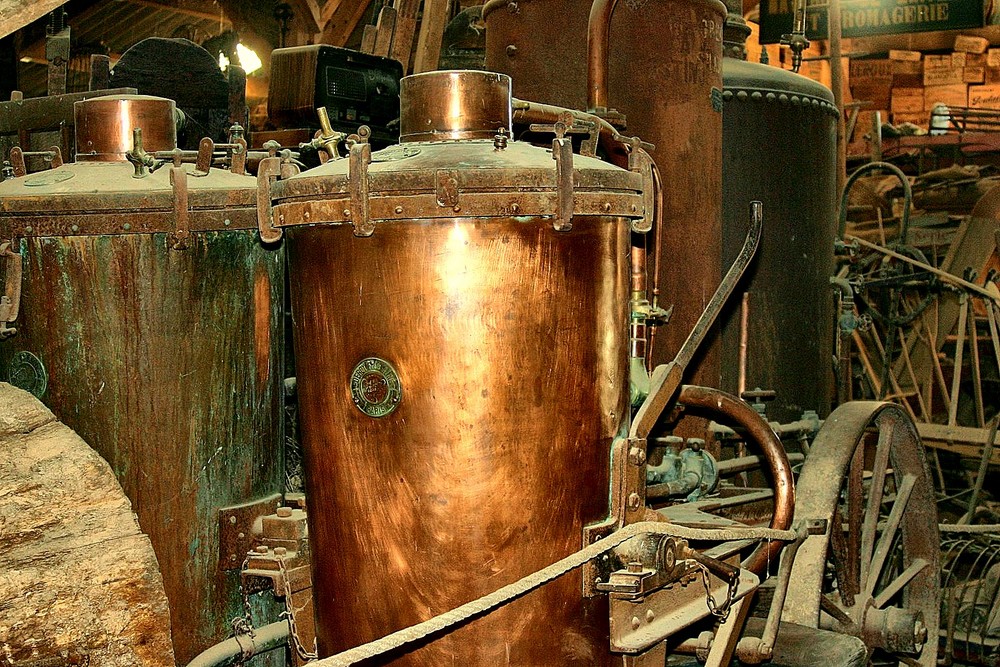 UN VIEL ALAMBIC TROUVE DANS UNE BROCANTE photo et image | animations ...