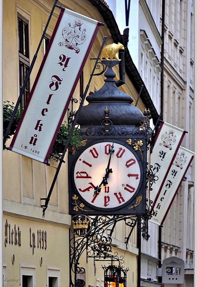 und abends natürlich frühzeitig einen Platz im "U Fleku" sichern Foto ...