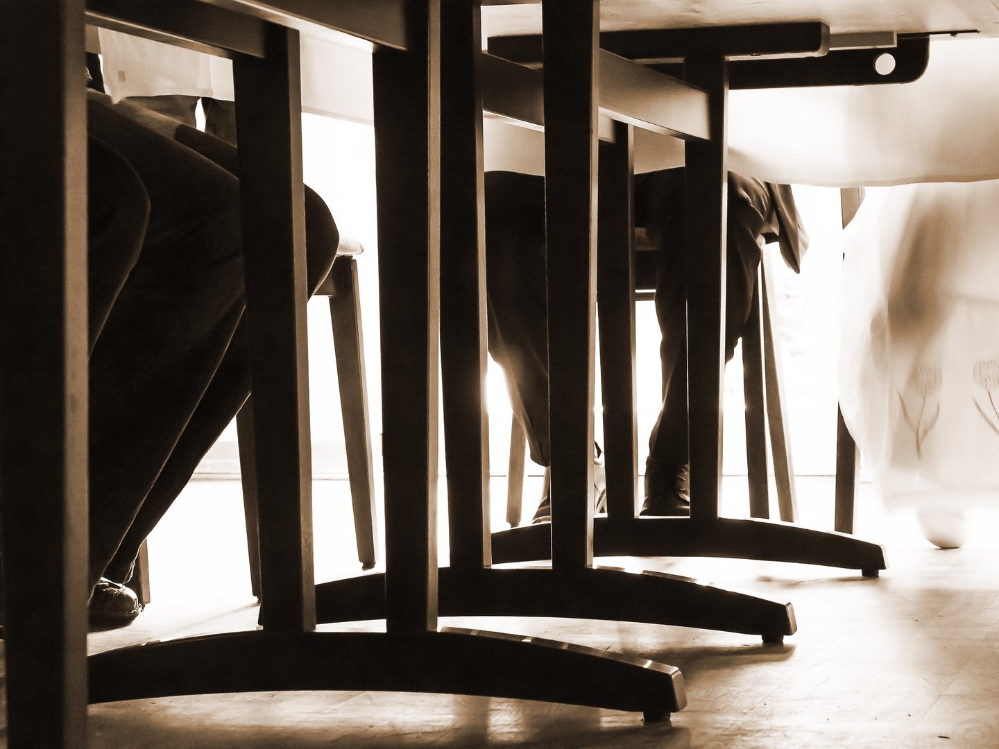 Under the table Foto & Bild | erwachsene, kinder und erwachsene ...