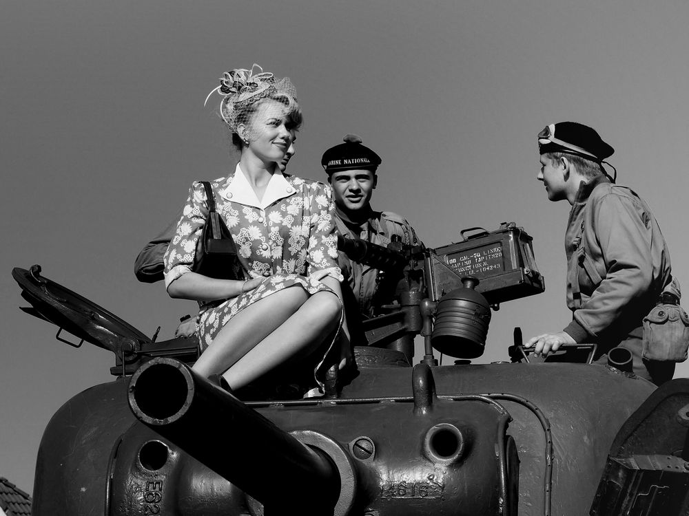 Une fille canon. photo et image | scènes de vie, france, black & white ...