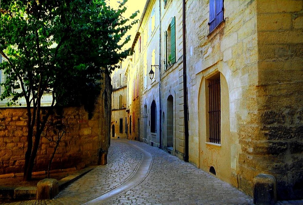 Une rue d'Uzès photo et image | architecture, paysages urbains, sujets ...