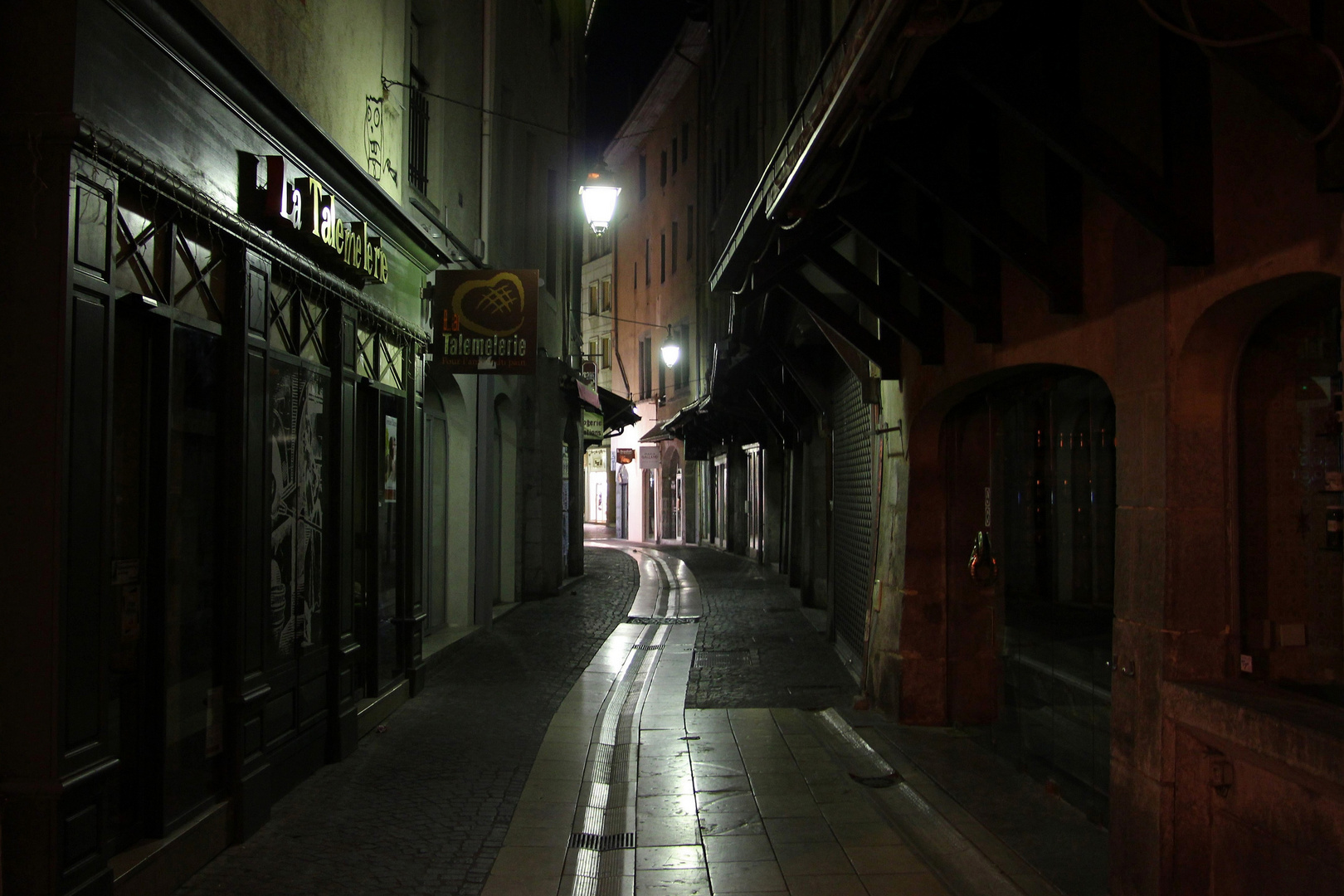 Une ruelle de Chambéry photo et image | animations photographiques ...
