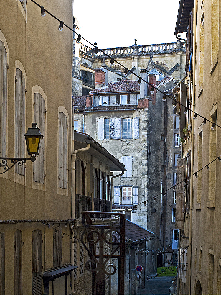 Une ruelle de la vieille ville d’Auch près de la Cathédrale Sainte ...