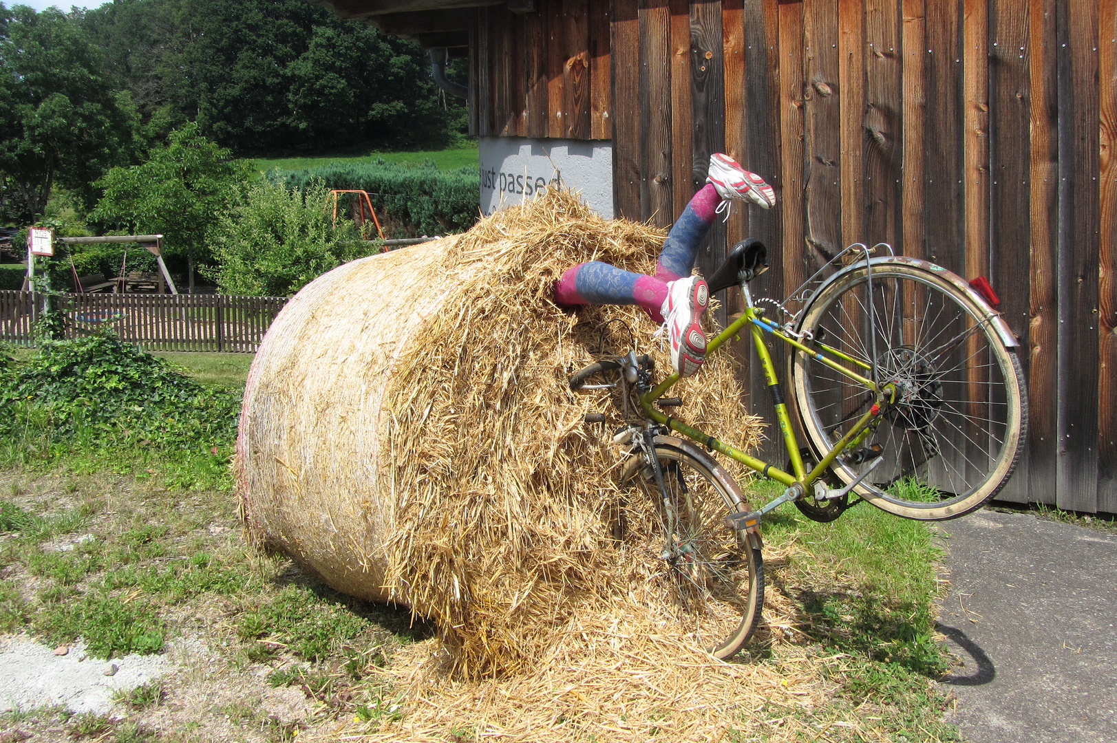 ungebremst in das Stroh Foto & Bild | kunst, streetart, fahrrad Bilder ...