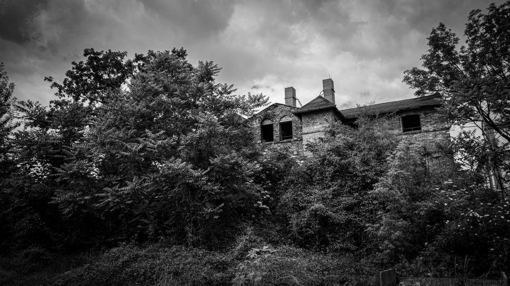 Unheimliche Stimmung auf einem verlassenem Grundstück Foto & Bild | alt ...