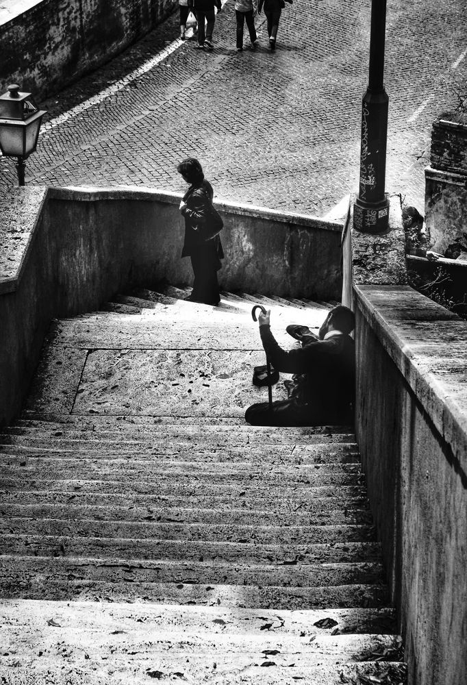 Unten......auf der Treppe.... Foto & Bild | streetfotografie mit menschen, fotokunst, monochrome ...