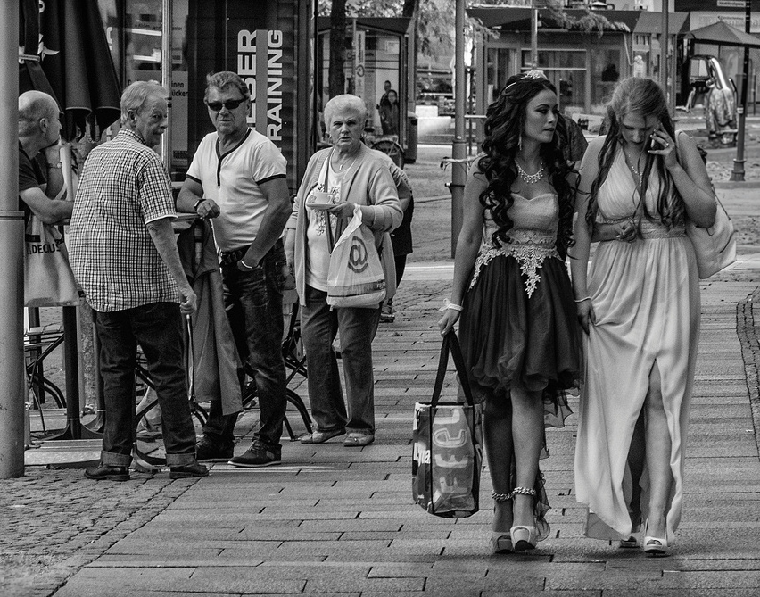 Unter Beobachtung Foto & Bild | erwachsene menschen, streetfotografie mit menschen ...