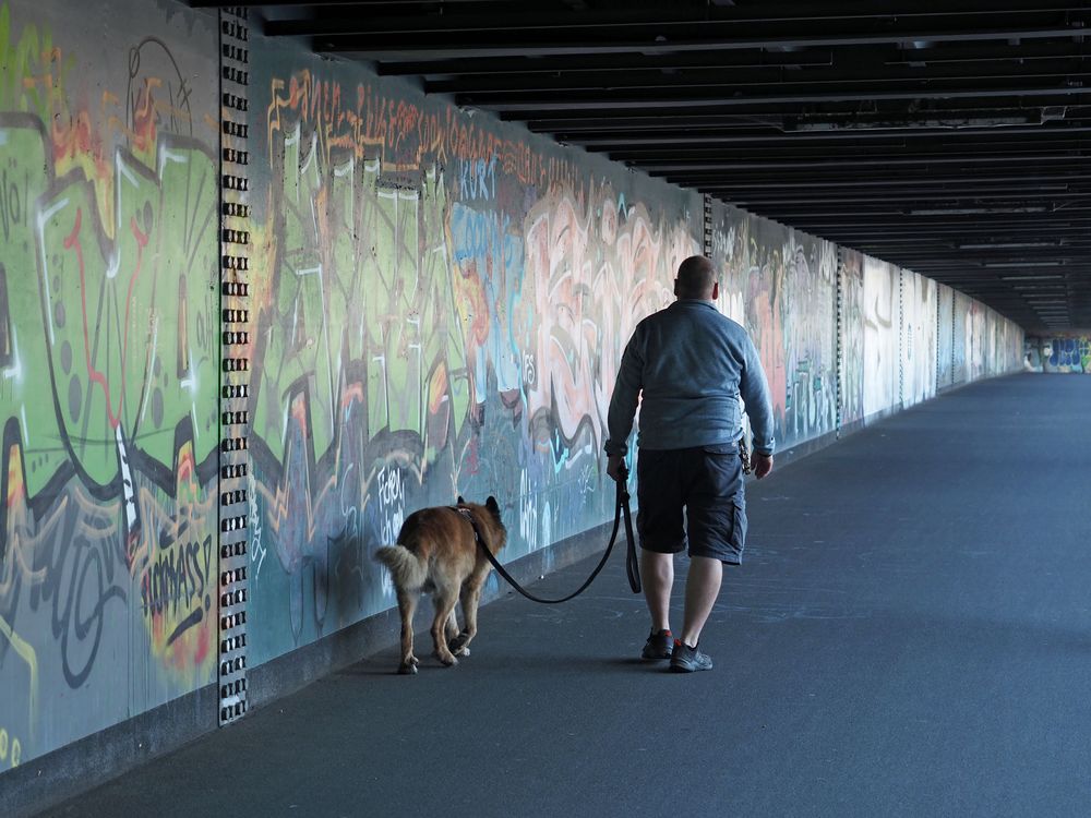 Unter Bücken Foto & Bild | reportage dokumentation, streetfotografie mit menschen, konzept ...