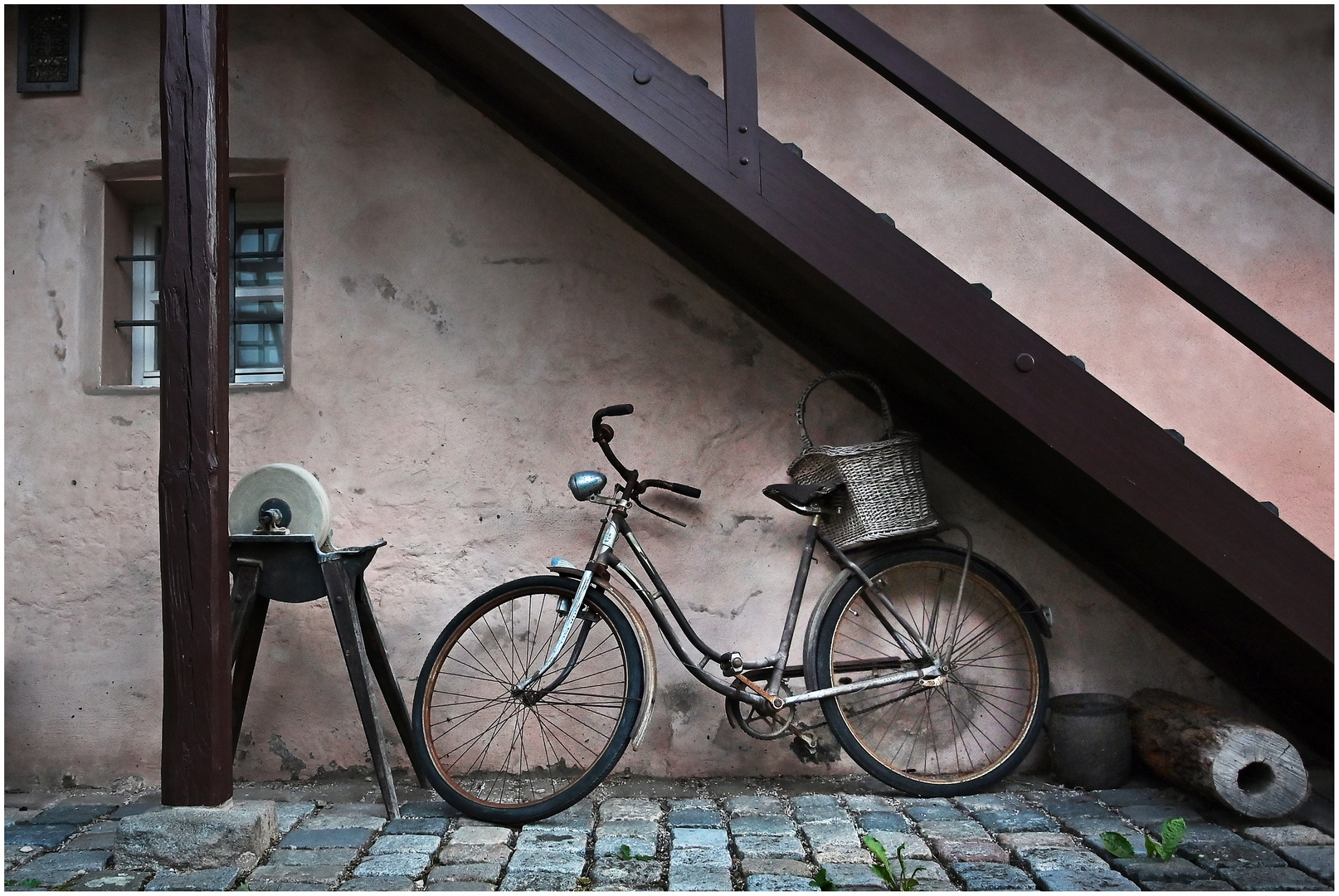 Unter der Stiege Foto & Bild | architektur, abstraktes, autos ...