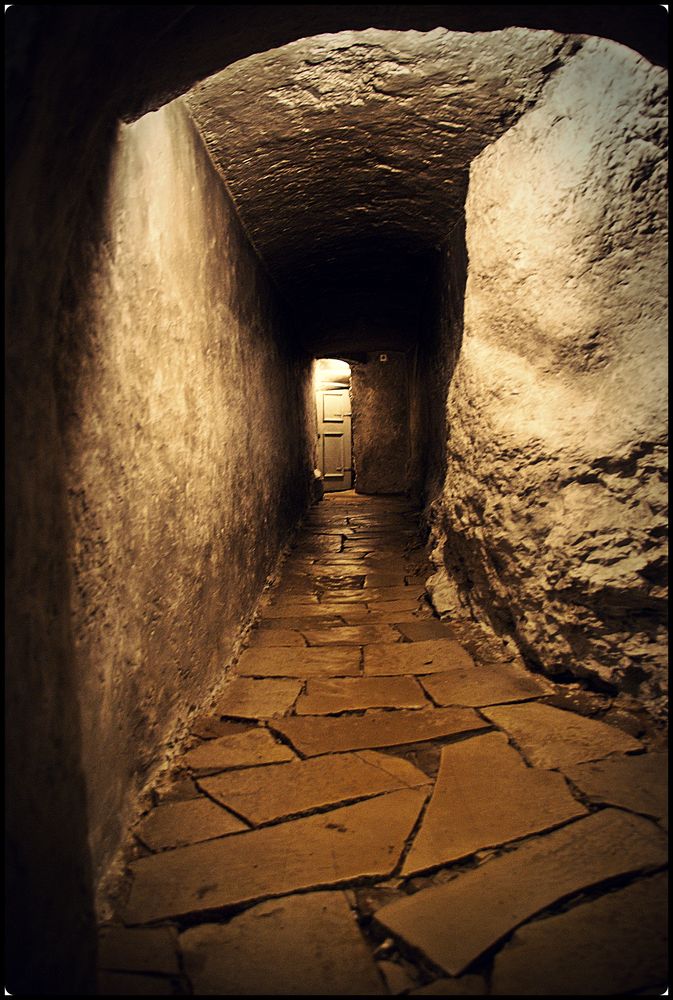 Unterirdischer Gang in einer Kirche Foto & Bild | architektur, sakralbauten, kapellen, marterl ...