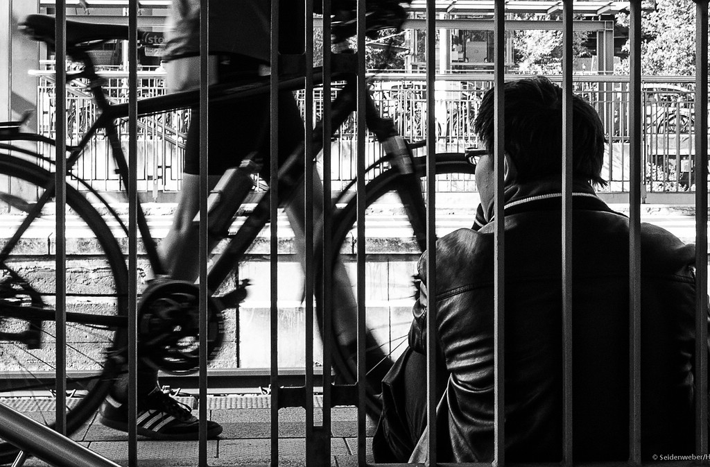 Unterwegs... Foto & Bild | streetfotografie mit menschen, kommunikation; grafik; szenen;, street ...