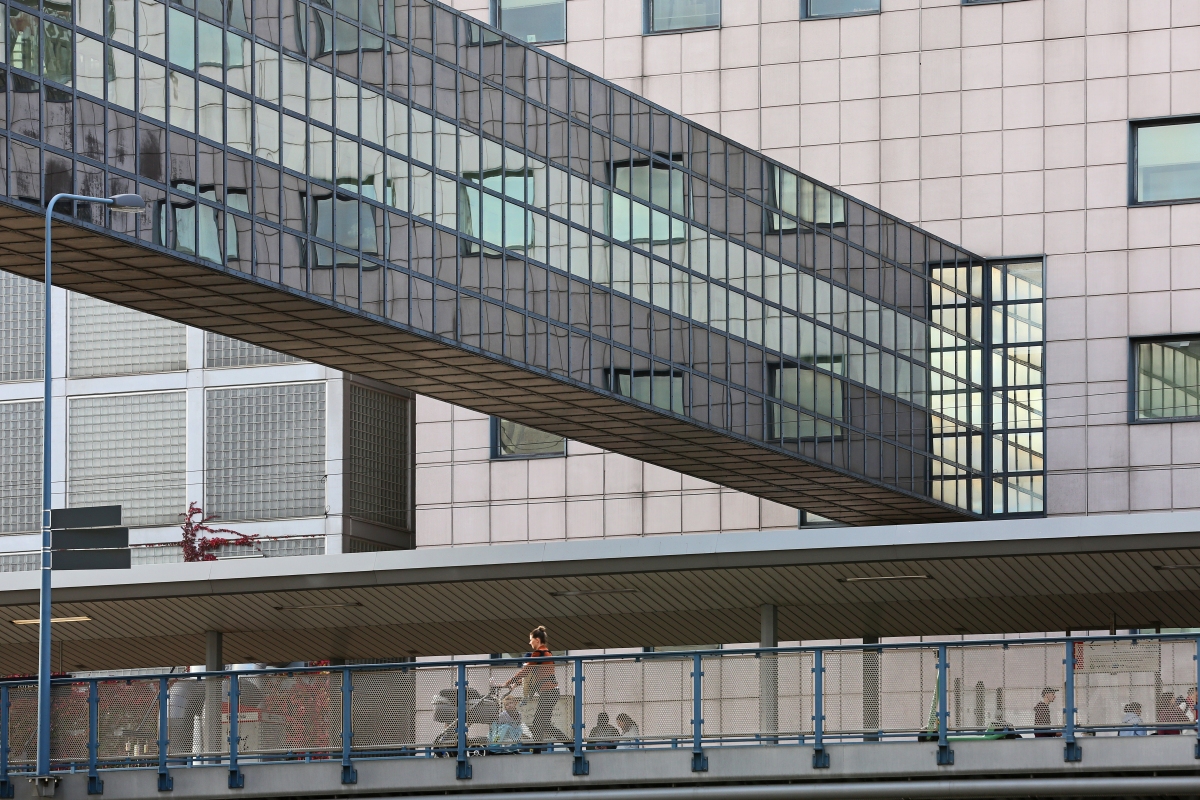 Unterwegs Foto & Bild | architektur, streetfotografie mit menschen, stadtlandschaft Bilder auf ...