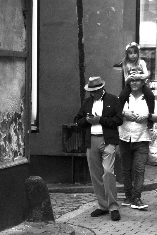 unterwegs Foto & Bild | streetfotografie mit menschen, kommunikation; grafik; szenen;, outdoor ...