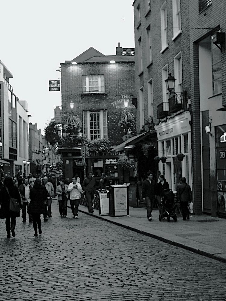 Unterwegs in Dublin Foto & Bild | streetfotografie mit menschen, monochrom, bearbeitungs ...