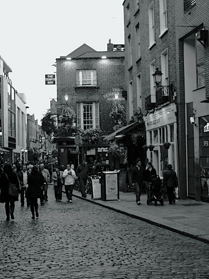 Unterwegs in Dublin Foto & Bild | streetfotografie mit menschen, monochrom, bearbeitungs ...