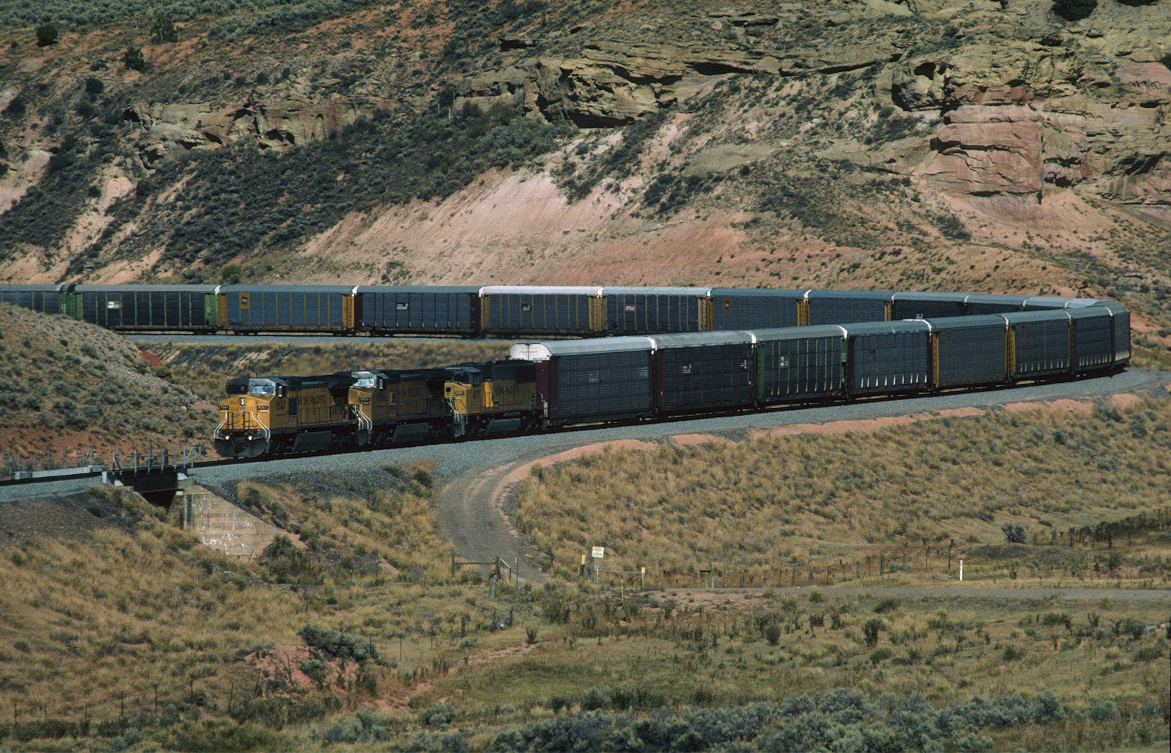 UP#9547 is leading a Train with Enclosed Auto Carrier Gondolas, Echo Canyon,UT Foto & Bild ...